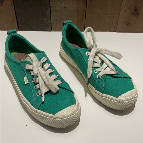 Cariuma | Shoes | Cariuma Oca Green Canvas Sneakers With White Laces ...